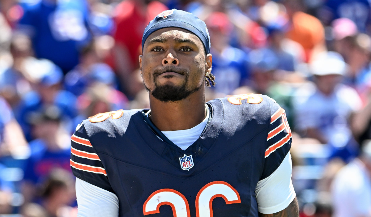 Jonathan Owens Makes Fashion Statement with $2,000 Outfit Before Bears ...