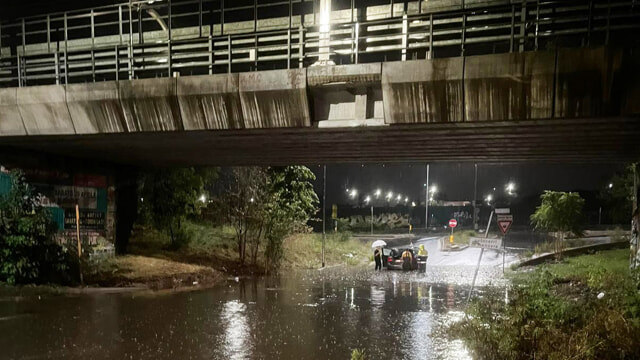 Forte nubifragio su Roma: alberi caduti, strade allagate, metrò e ... Forte nubifragio su Roma: alberi caduti, strade allagate, metrò e ...