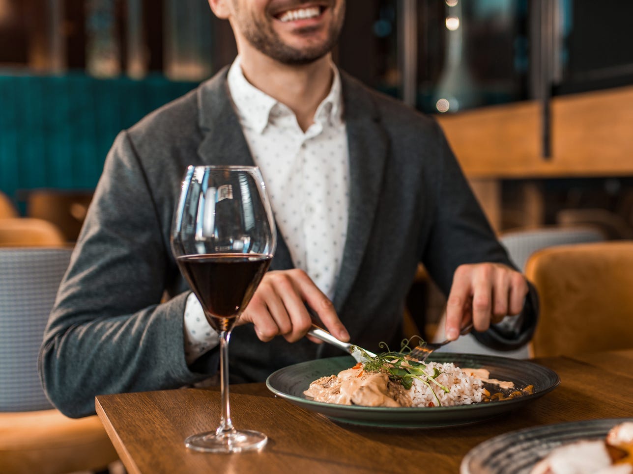 4 mistakes you should never make at a high-end restaurant, according to ...
