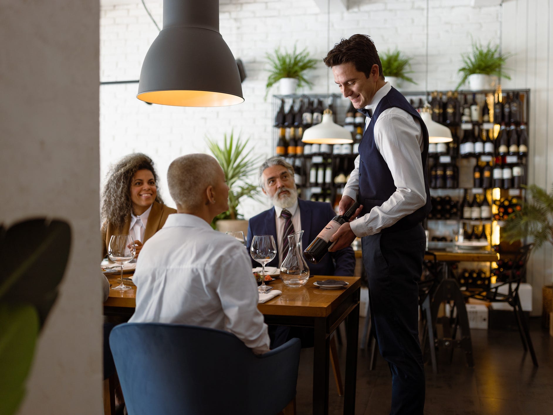 4 mistakes you should never make at a high-end restaurant, according to ...