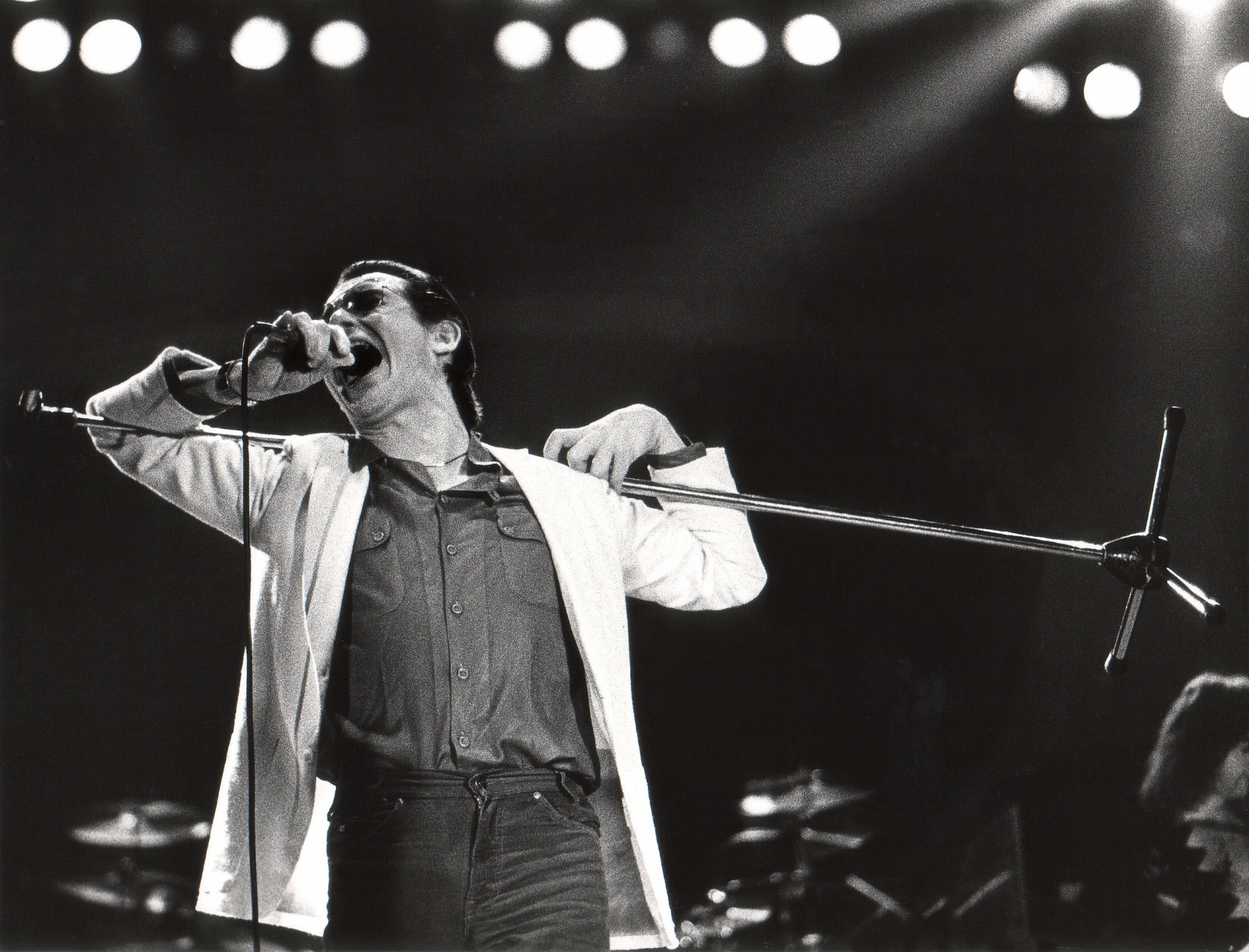 Bands that replaced their lead singer
