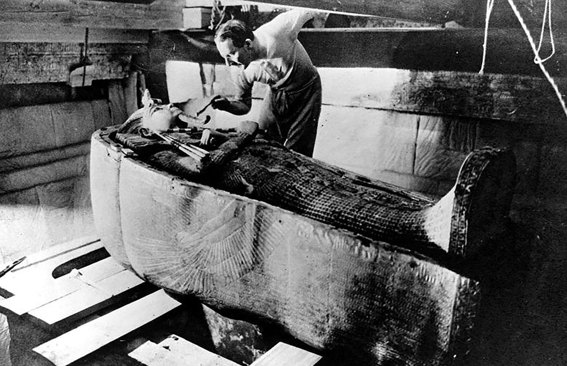 Incredible archive photos of legendary archaeological digs