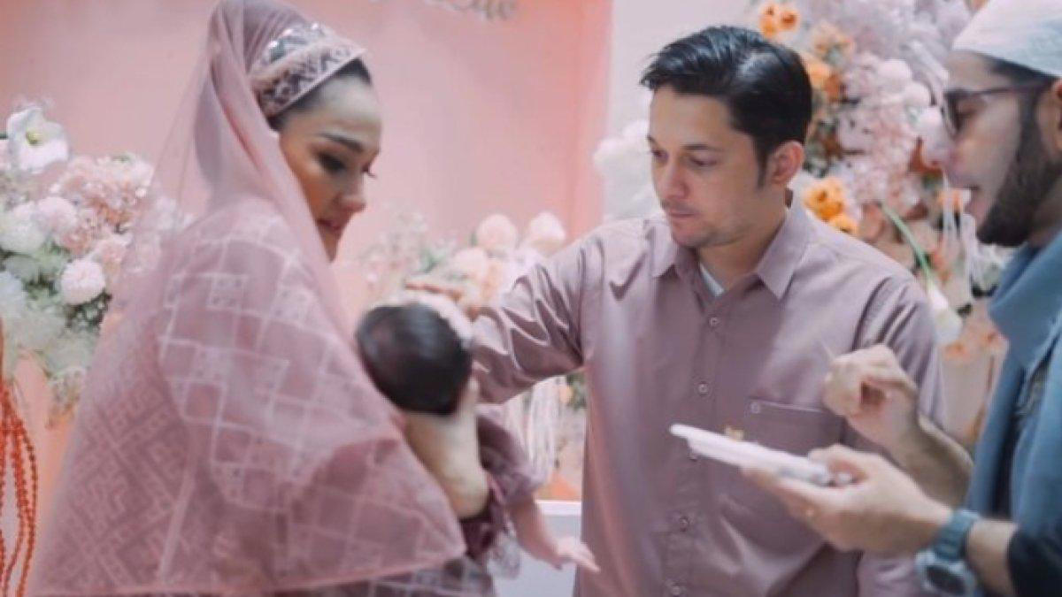 5 Potret Tengku Dewi and Andrew Andika Akur di Aqiqah Zeya,Tampil ... 5 Potret Tengku Dewi and Andrew Andika Akur di Aqiqah Zeya,Tampil ...