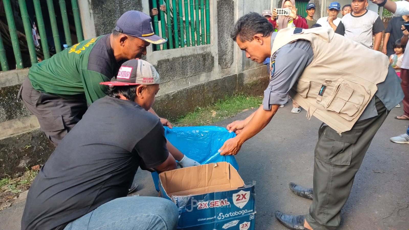 Warga Jalan Bakti Abri Depok Digegerkan Dengan Penemuan Jasad Mayat ... Warga Jalan Bakti Abri Depok Digegerkan Dengan Penemuan Jasad Mayat ...