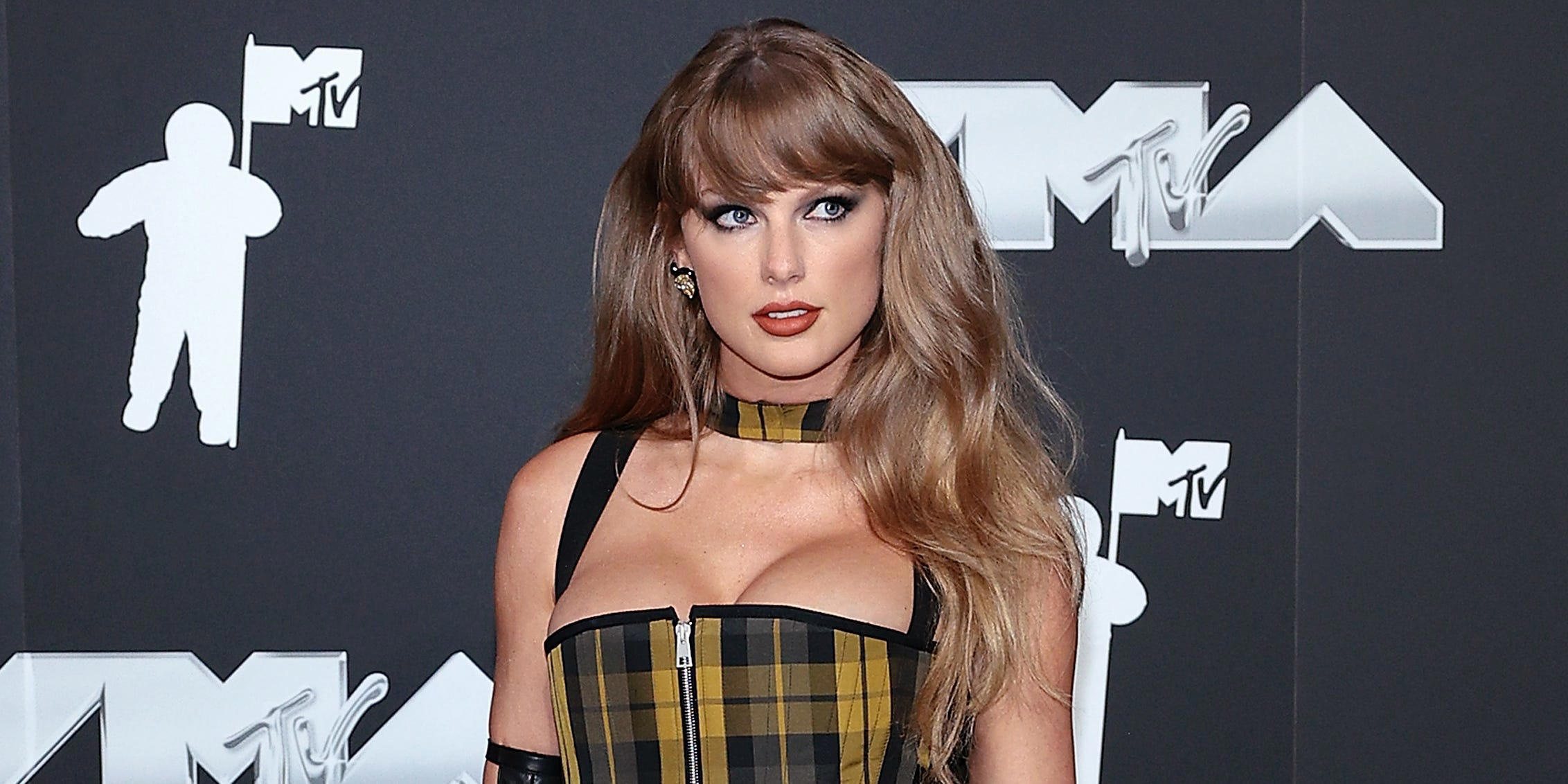Taylor Swift Makes Her Grand VMAs Entrance in a “Reputation”-Coded ... Taylor Swift Makes Her Grand VMAs Entrance in a “Reputation”-Coded ...