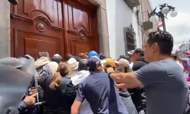 Manifestantes intentan irrumpir en Congreso de Puebla para frenar ... Manifestantes intentan irrumpir en Congreso de Puebla para frenar ...