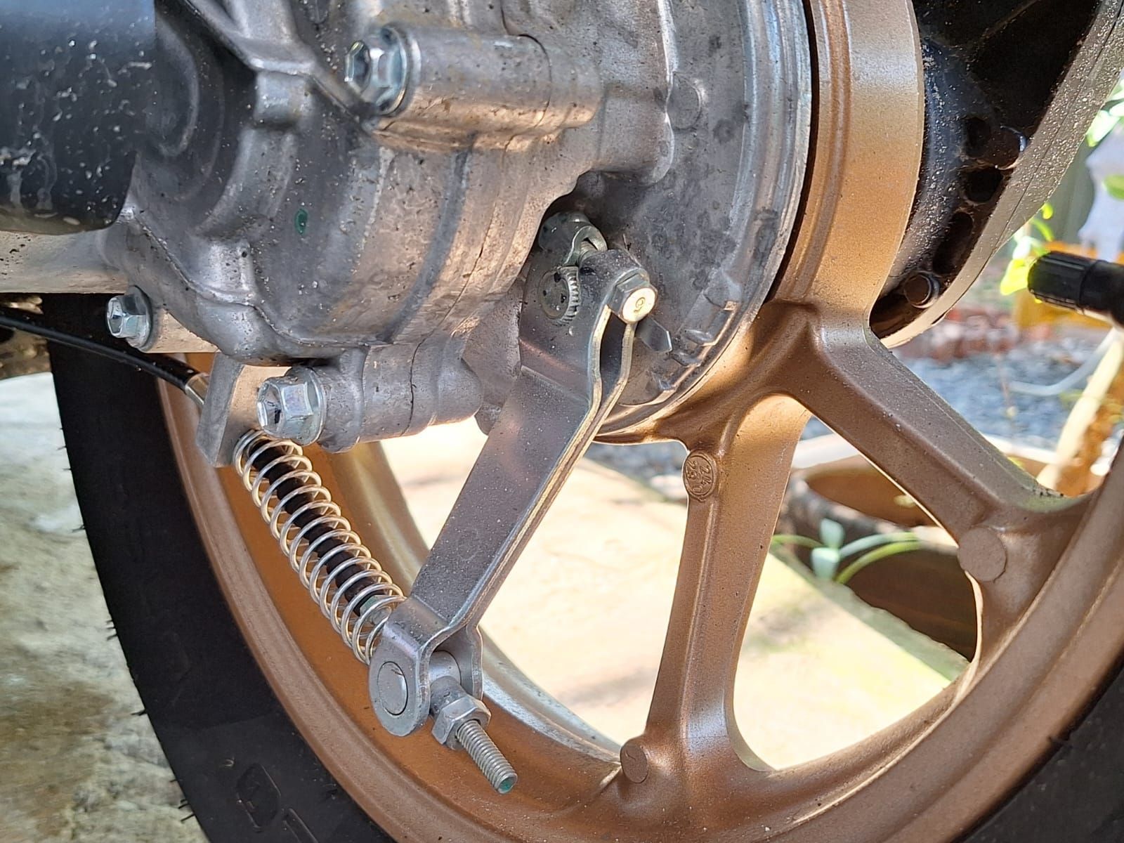 Ini Cara Mudah Bikin Rem Teromol Motor Matic Lebih Pakem dan Empuk