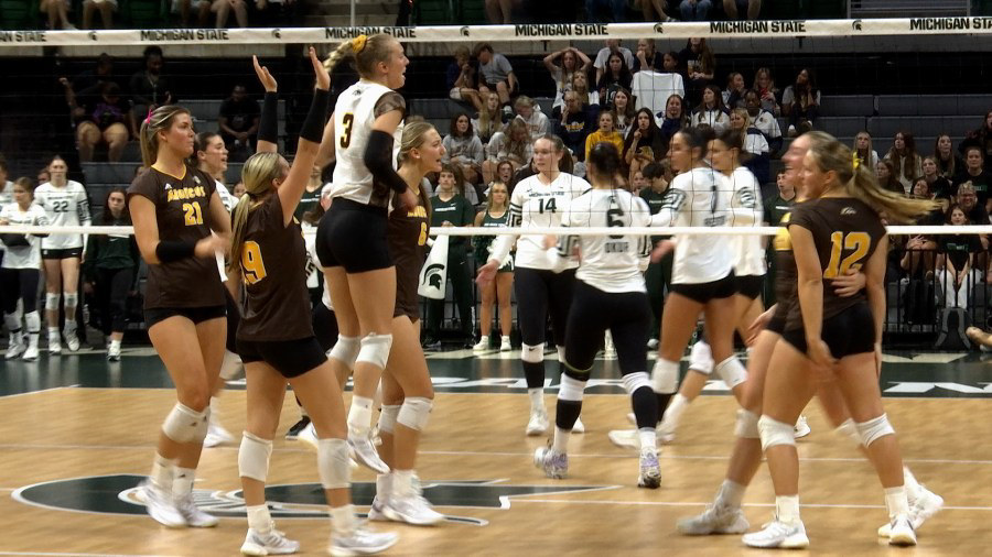 Western Michigan volleyball sweeps Michigan State Western Michigan volleyball sweeps Michigan State