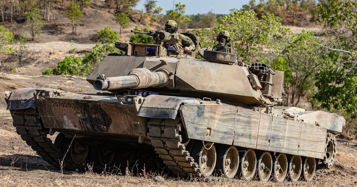 Russian Engineers Examine Captured M1A1 Abrams Tank in "Tank City"