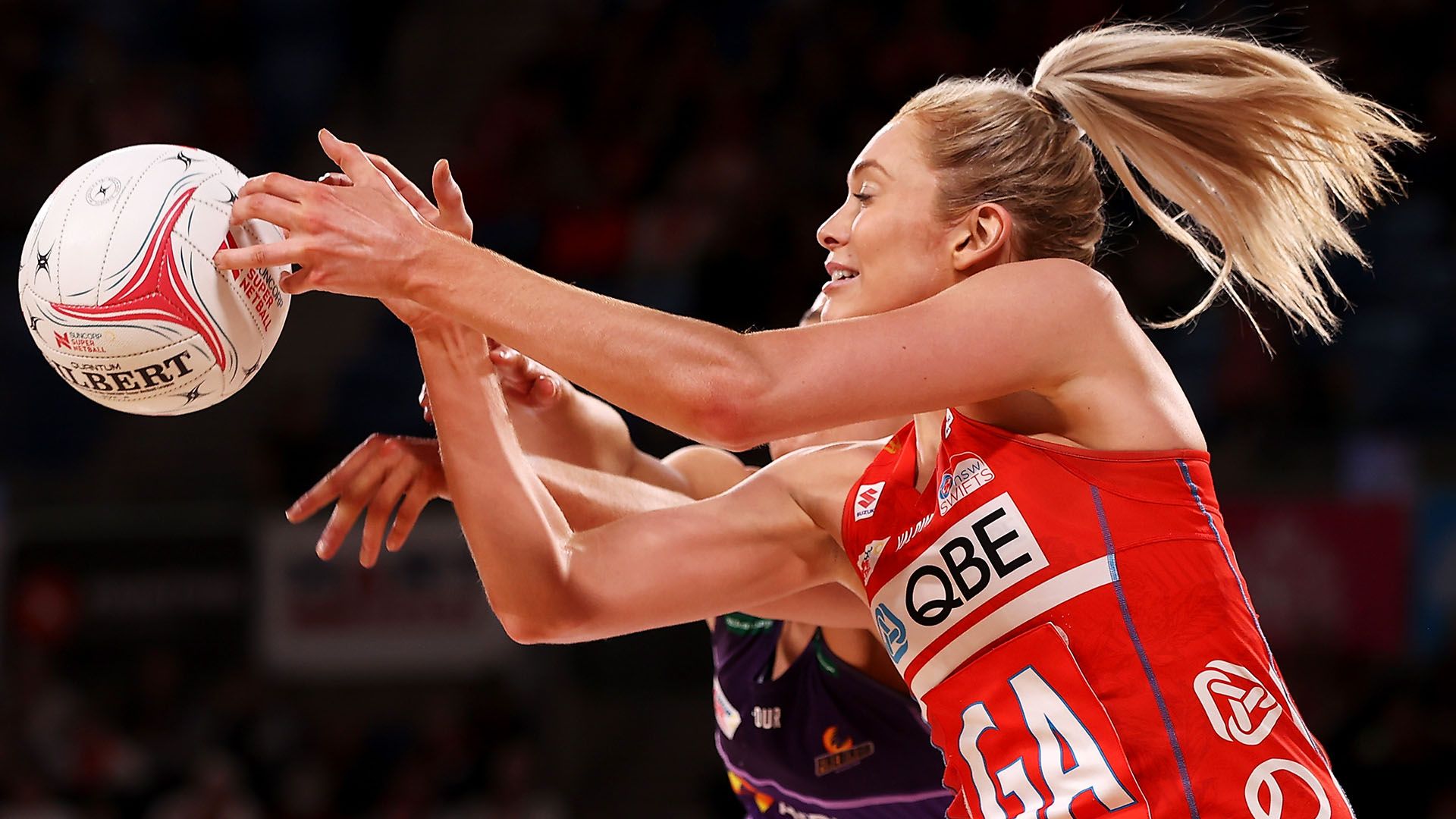 Helen Housby, die Netball-Meisterin, macht ihre Fans verrückt. Die Fotos