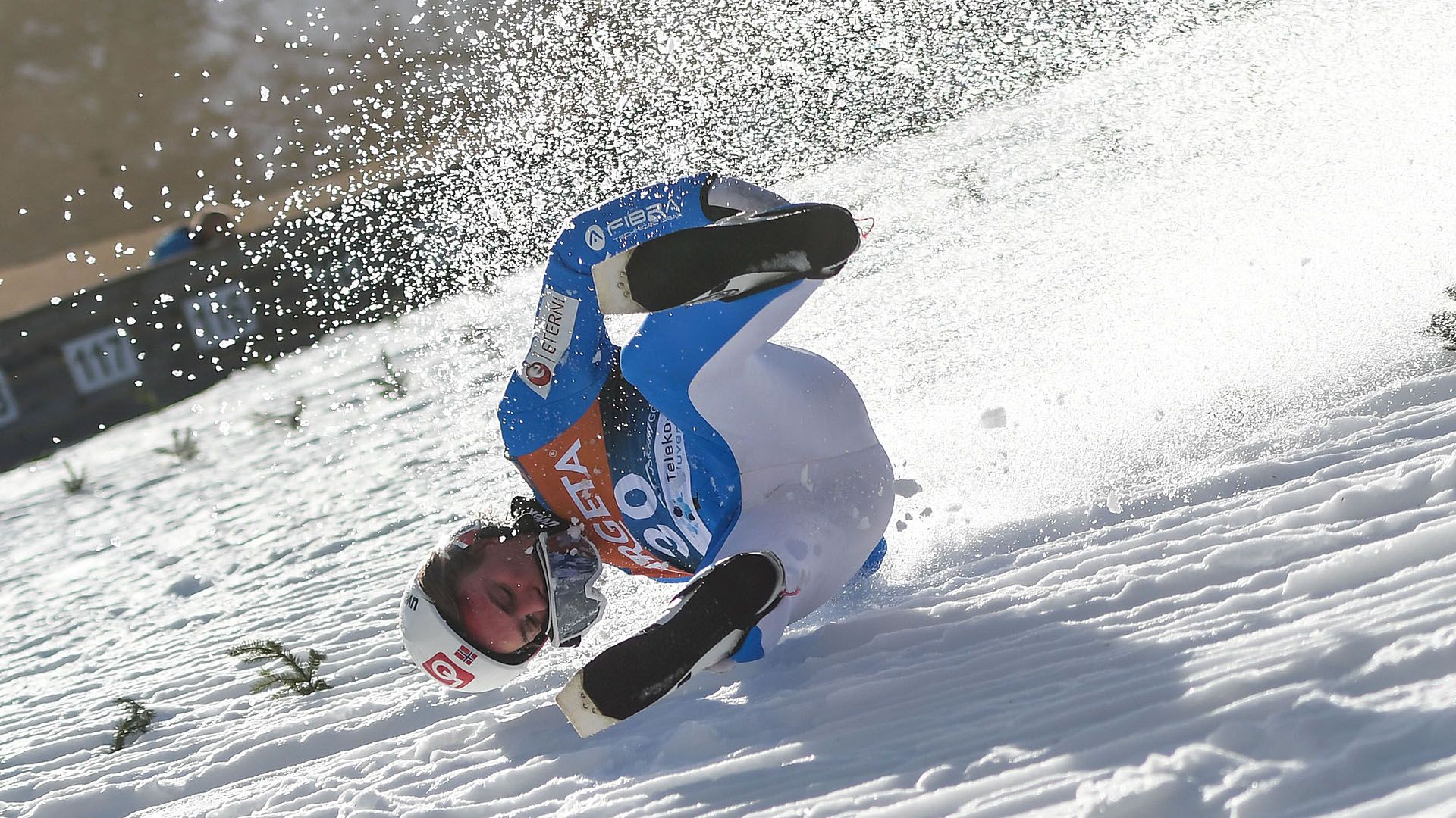 Een kampioen trekt zich terug na een verschrikkelijke valpartij. Foto's ...