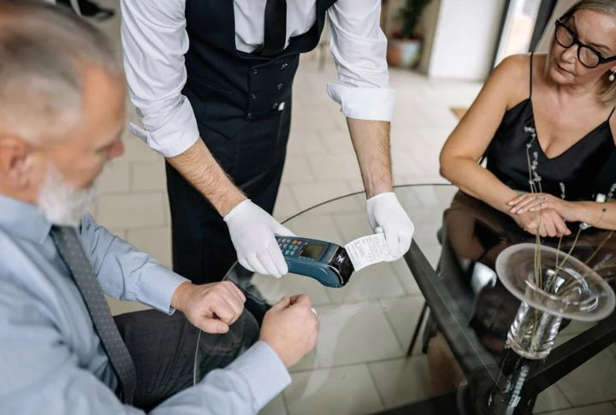 13 Rude Tipping Habits Every Diner Should Know And Avoid 13 Rude Tipping Habits Every Diner Should Know And Avoid