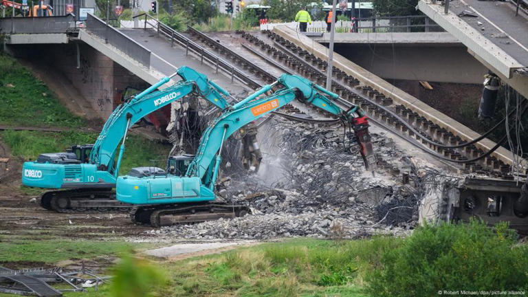 Dresden rushes to remove collapsed bridge amid flood warning Dresden rushes to remove collapsed bridge amid flood warning