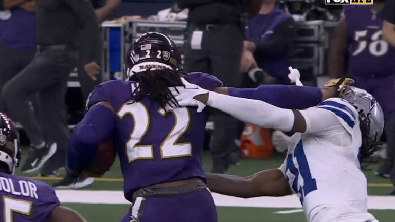 Derrick Henry’s stiff-arm put Cowboys into the dirt Derrick Henry’s stiff-arm put Cowboys into the dirt