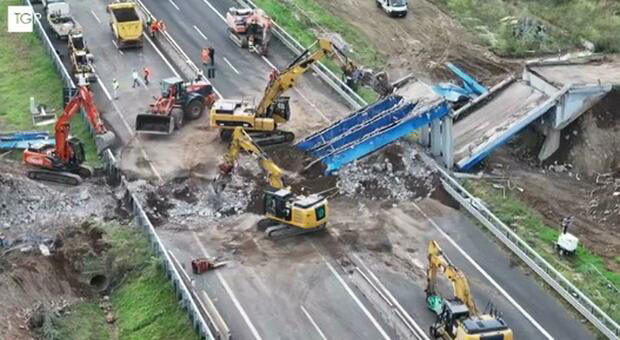 A1, crolla ponte sulla diramazione di Roma Sud durante i lavori per il ... A1, crolla ponte sulla diramazione di Roma Sud durante i lavori per il ...