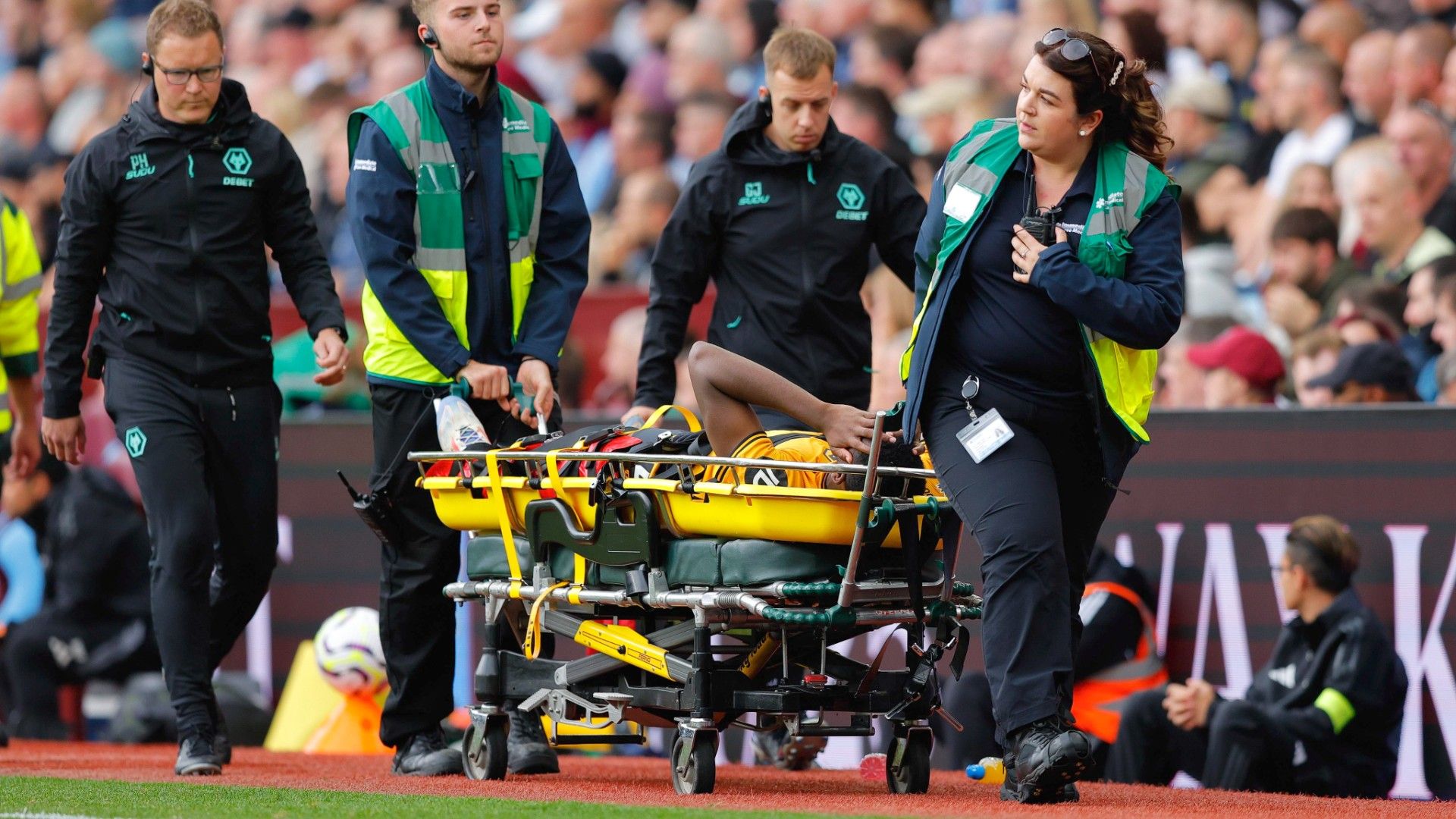 Blessure horrible, le footballeur quitte le terrain désespéré : les photos