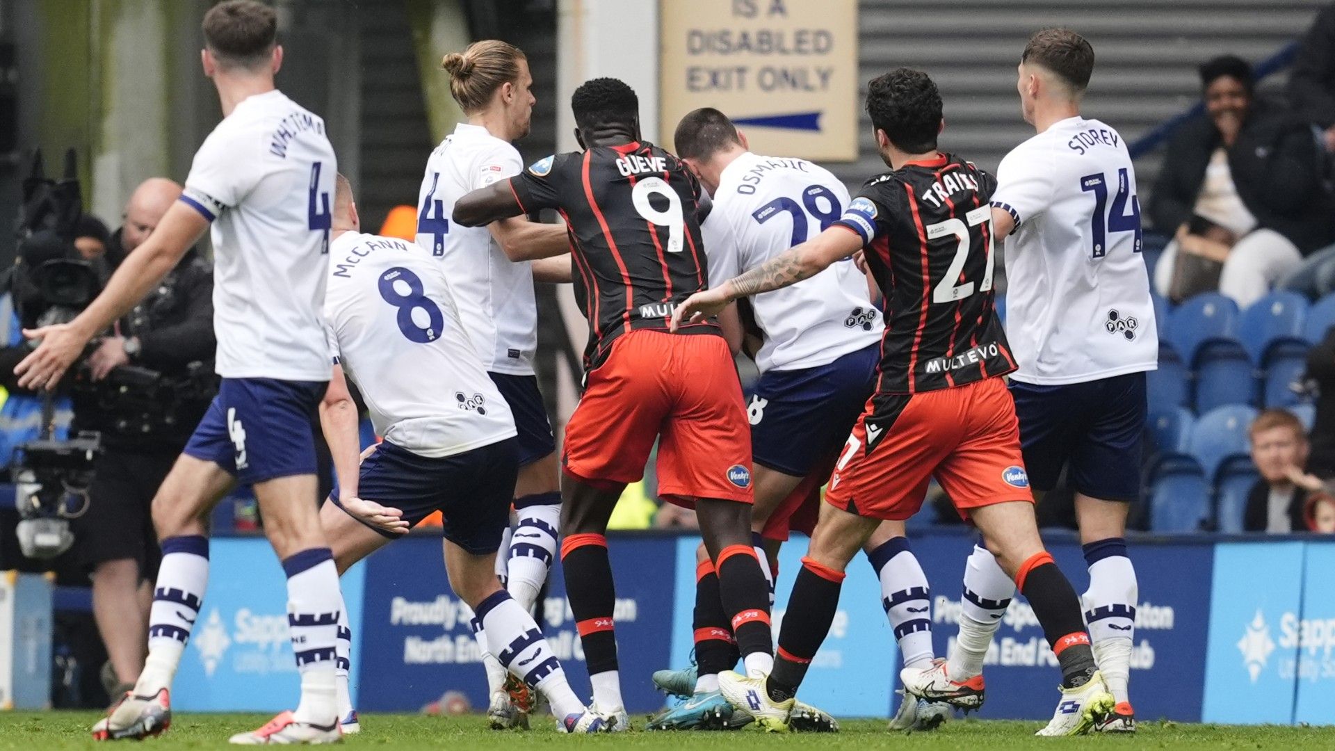 De wedstrijd eindigt slecht: handgemeen en uitsluitingen. Foto's van de ...