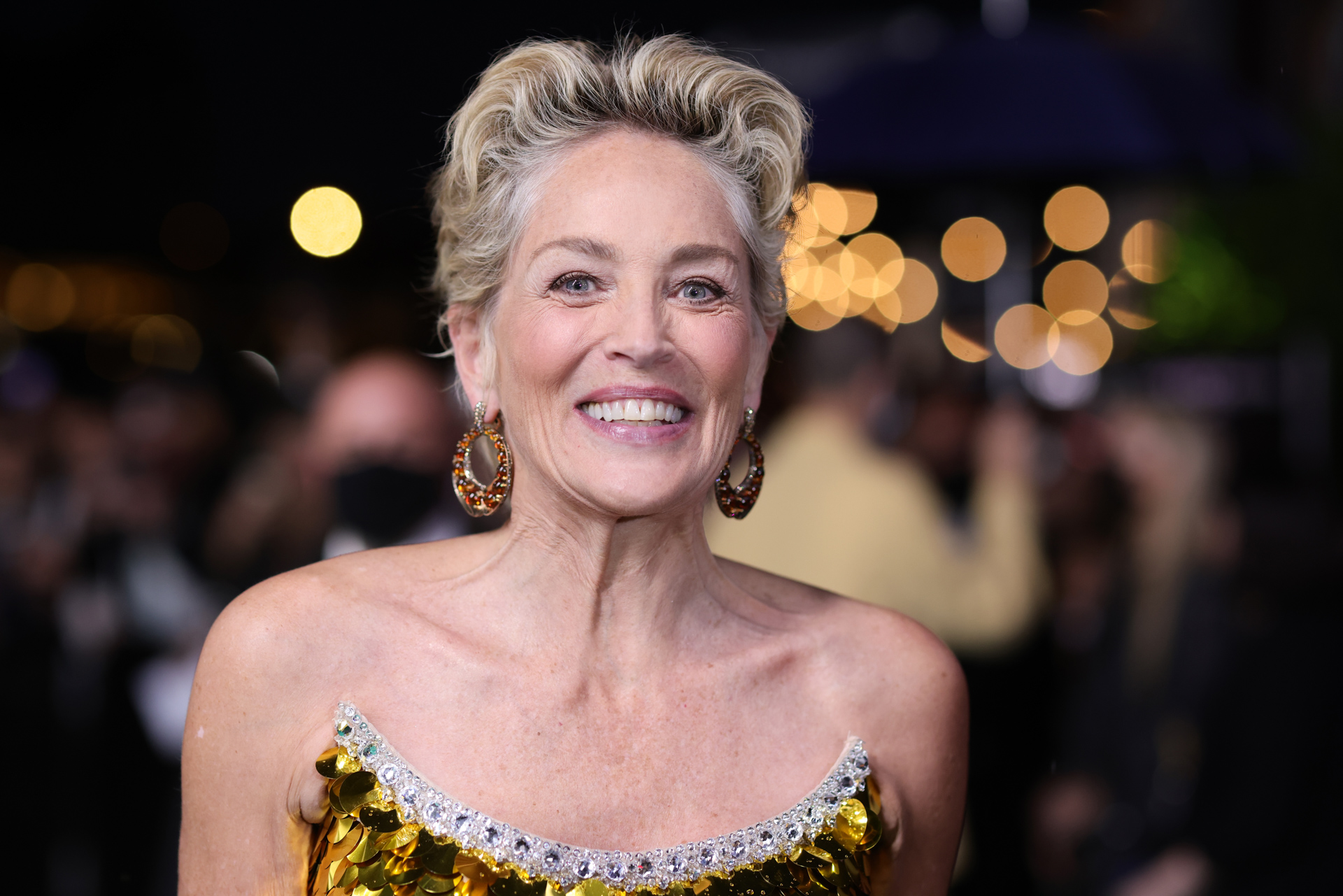 Sharon Stone avoue : « Je conduisais avec mes genoux...