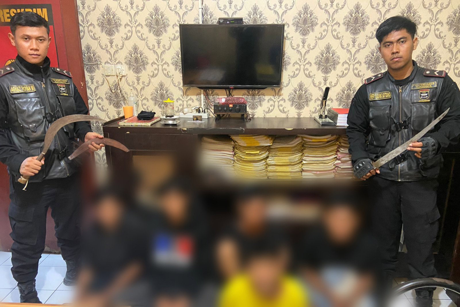Gangster di Surabaya Kocar-kacir Dikejar Polisi, 5 Remaja Diciduk Gangster di Surabaya Kocar-kacir Dikejar Polisi, 5 Remaja Diciduk