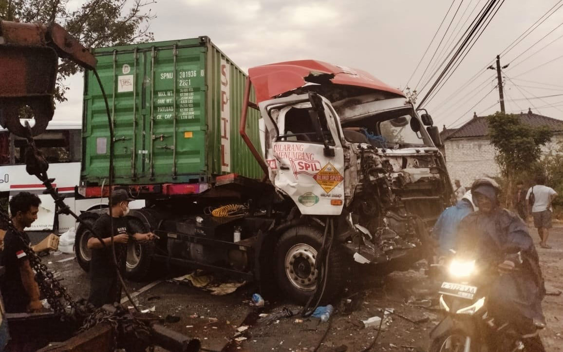 Begini Kronologi Kecelakaan Maut Bus Vs Truk di Pantura Pati Begini Kronologi Kecelakaan Maut Bus Vs Truk di Pantura Pati