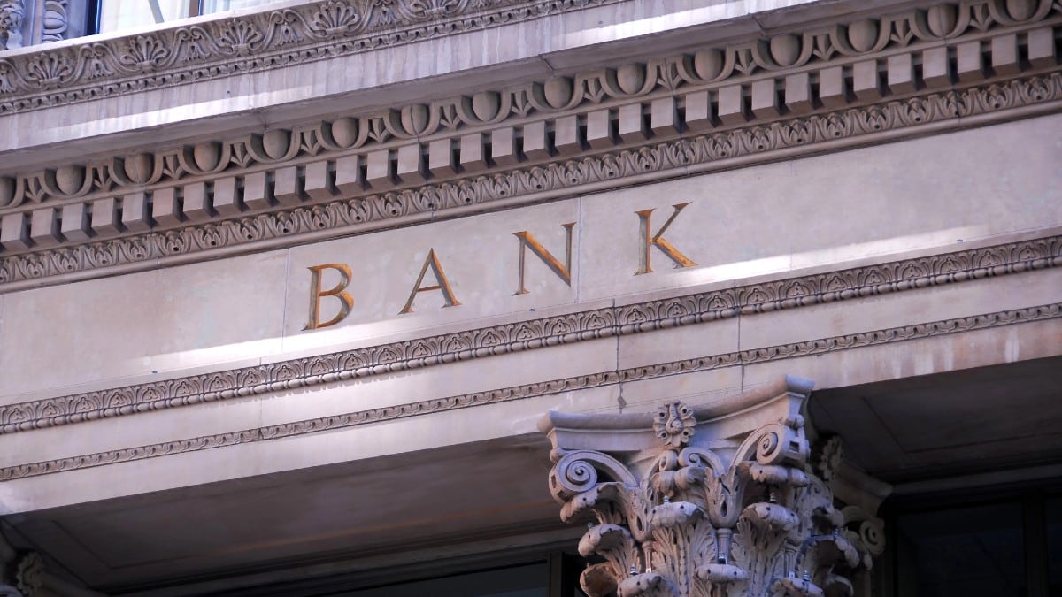 Red flags banks watch for at $10K