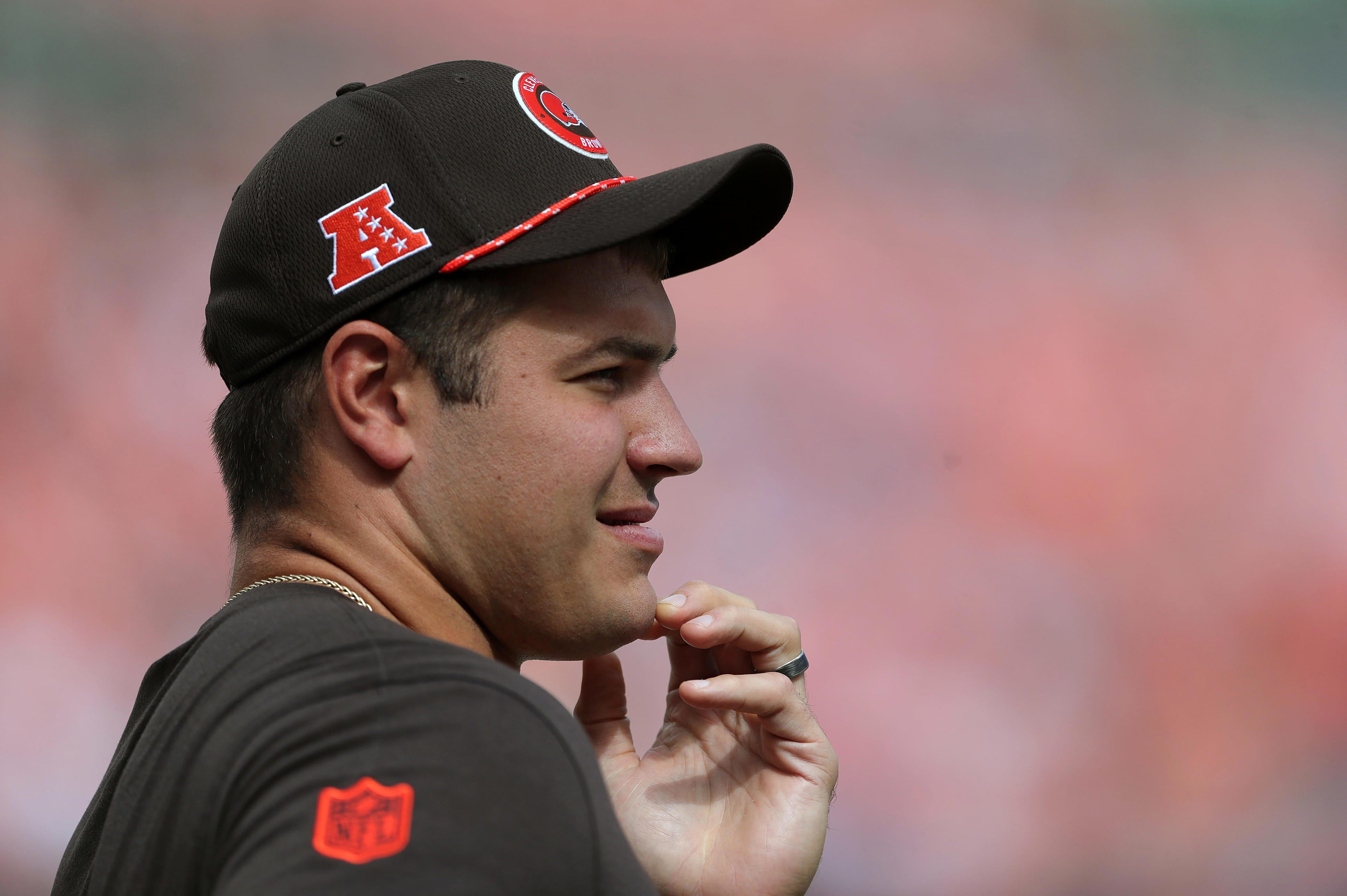 Browns right tackle Jack Conklin leaves game vs. Bengals after getting ...