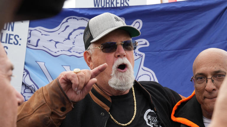 How much do dockworkers make? Longshoreman's union scores pay boost for ... How much do dockworkers make? Longshoreman's union scores pay boost for ...