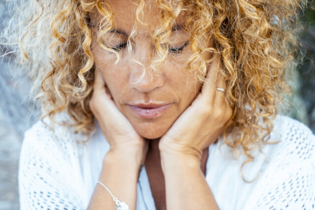 14 Sad Signs You’re Emotionally Numb (And How To Feel Again)