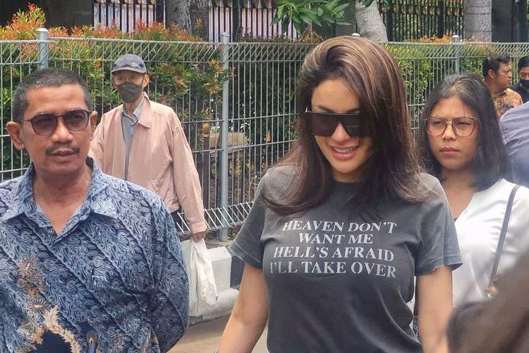 Datangi Polda Metro Jaya, Nikita Mirzani Laporkan Orang dengan Ciri ... Datangi Polda Metro Jaya, Nikita Mirzani Laporkan Orang dengan Ciri ...