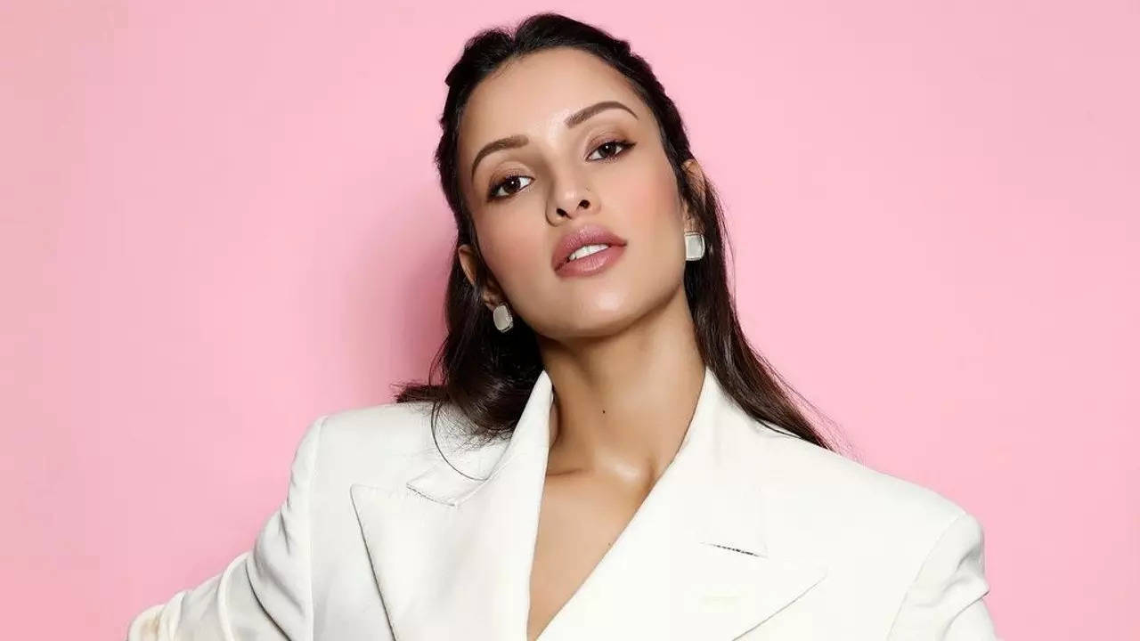Triptii Dimri says she would cry everyday on the sets of 'Laila Majnu ... Triptii Dimri says she would cry everyday on the sets of 'Laila Majnu ...