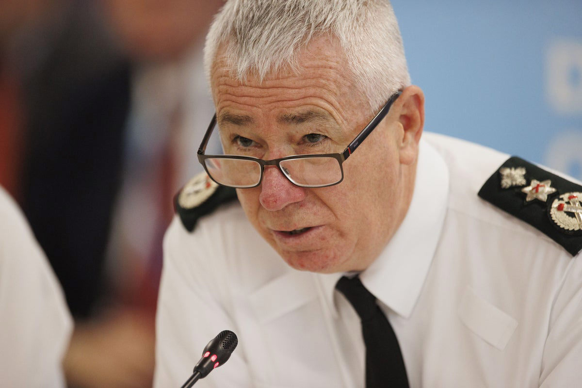 Stormont urged to prioritise police Stormont urged to prioritise police