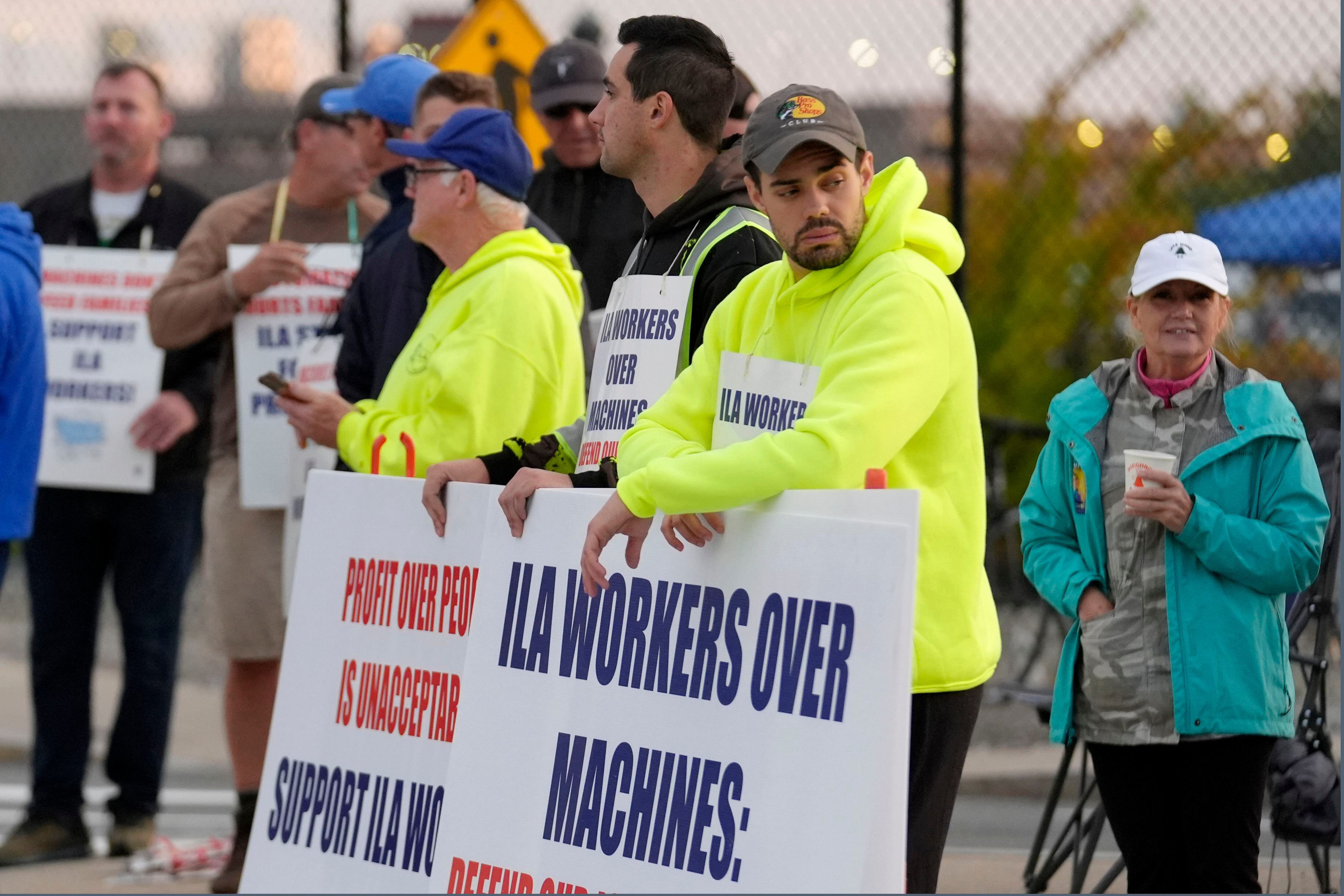 Dockworkers strike ends as master contract extended until Jan. 15, ILA ... Dockworkers strike ends as master contract extended until Jan. 15, ILA ...
