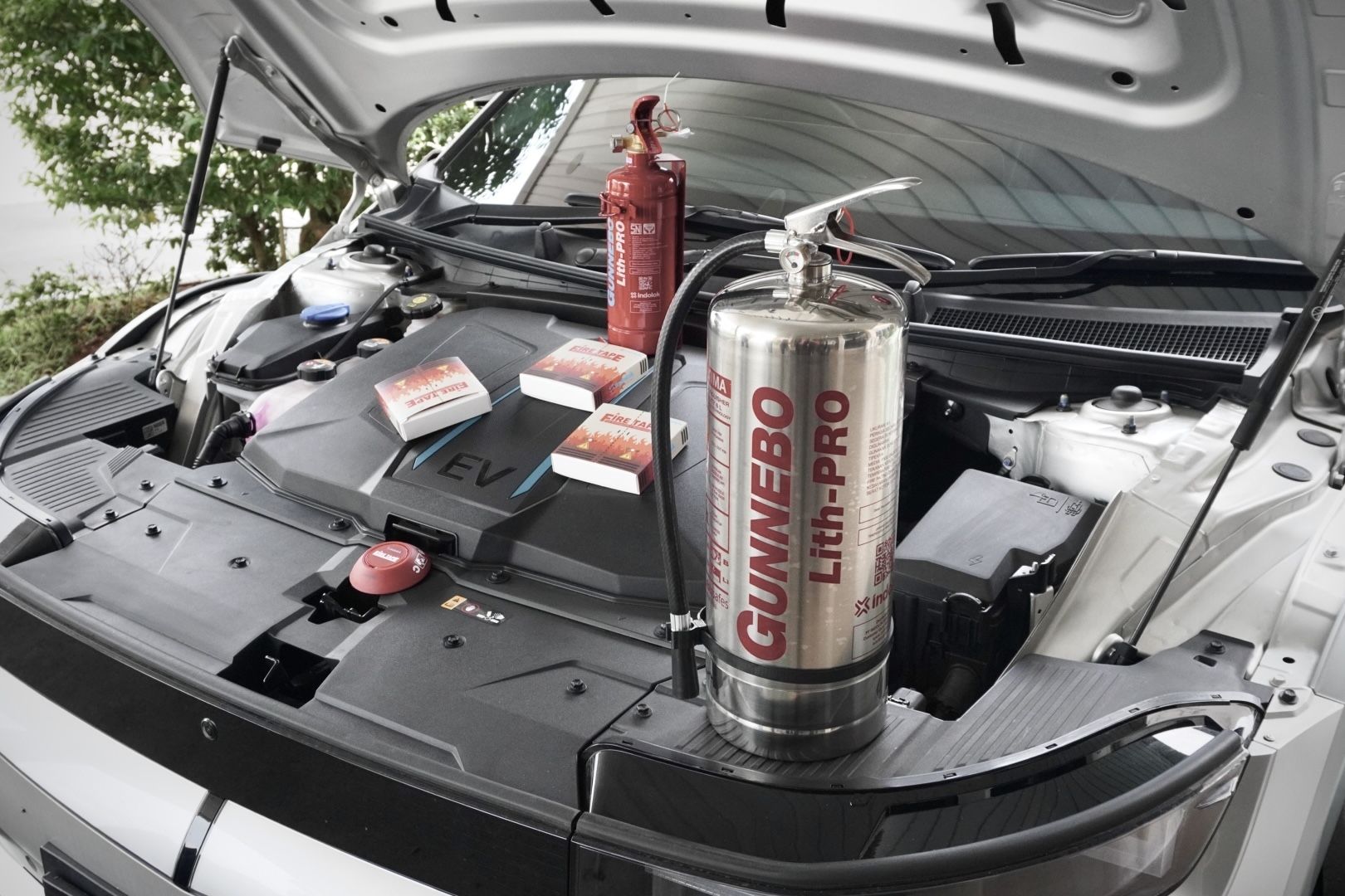 Baru Tahu, Kalau Mobil Listrik Terbakar Harus Pakai APAR Khusus