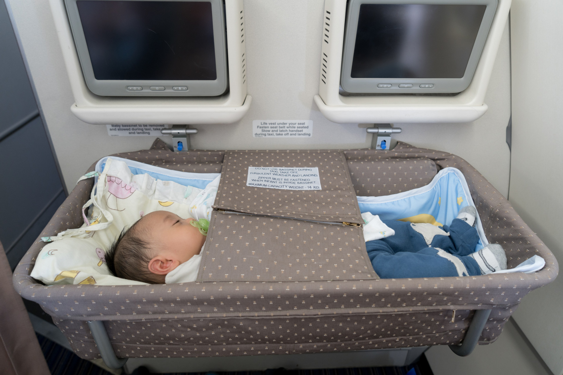 Den ultimative guide til at flyve med en baby