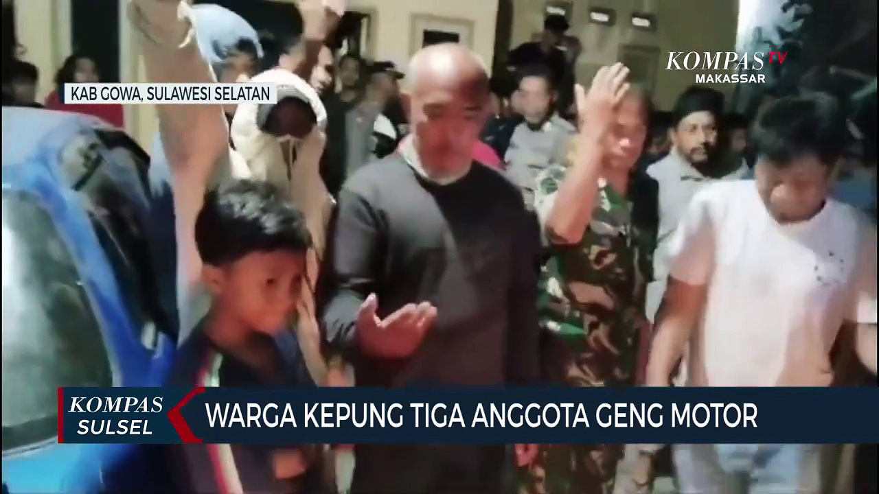 Warga Keroyok Tiga Anggota Geng Motor Warga Keroyok Tiga Anggota Geng Motor