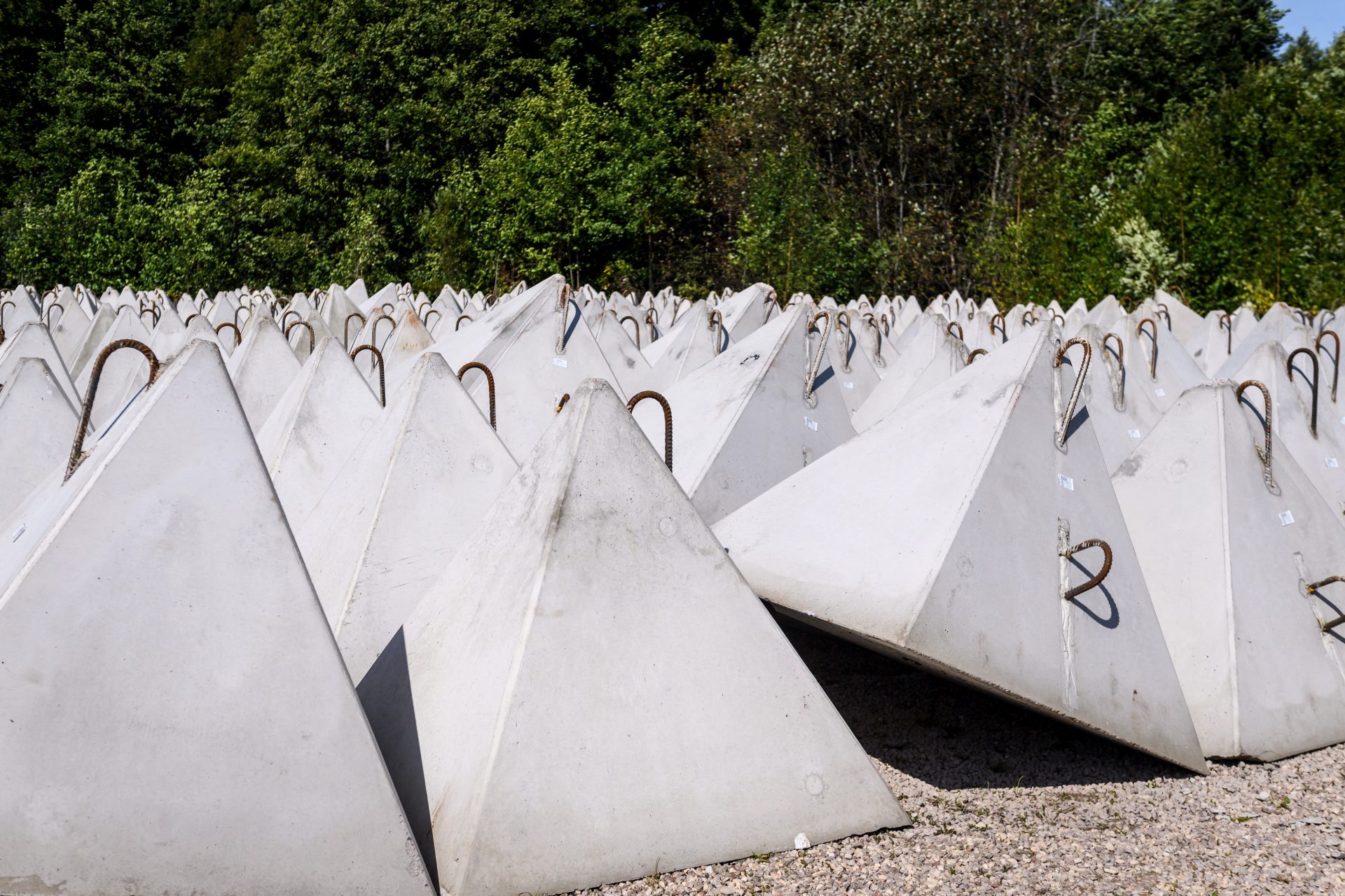 Ukrainian army uses "dragon's teeth" to thwart Russian advance: WWII ...