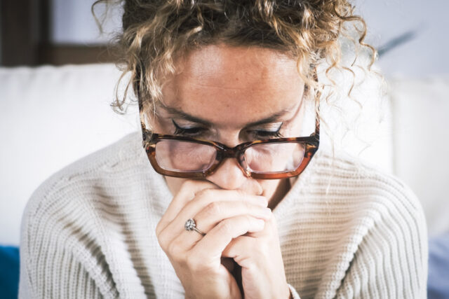 15 habits of people who keep their cards close to their chest