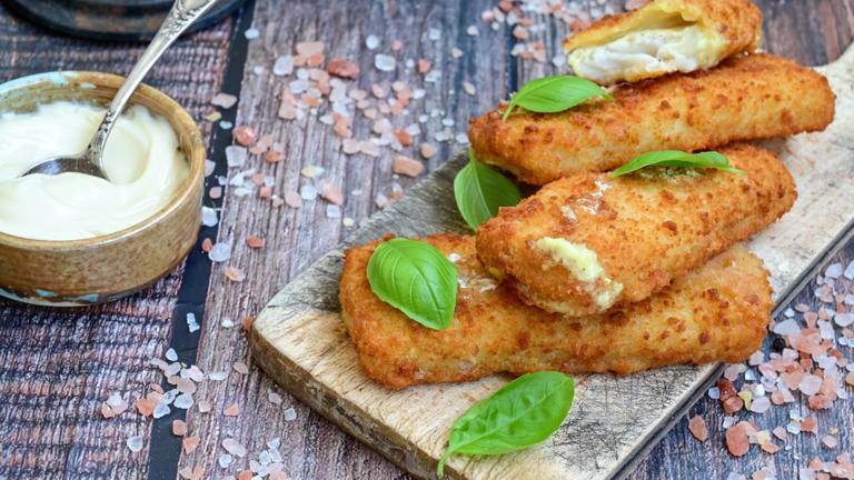 Porção de peixe ao molho tártaro: ideal para servir aos amigos Porção de peixe ao molho tártaro: ideal para servir aos amigos