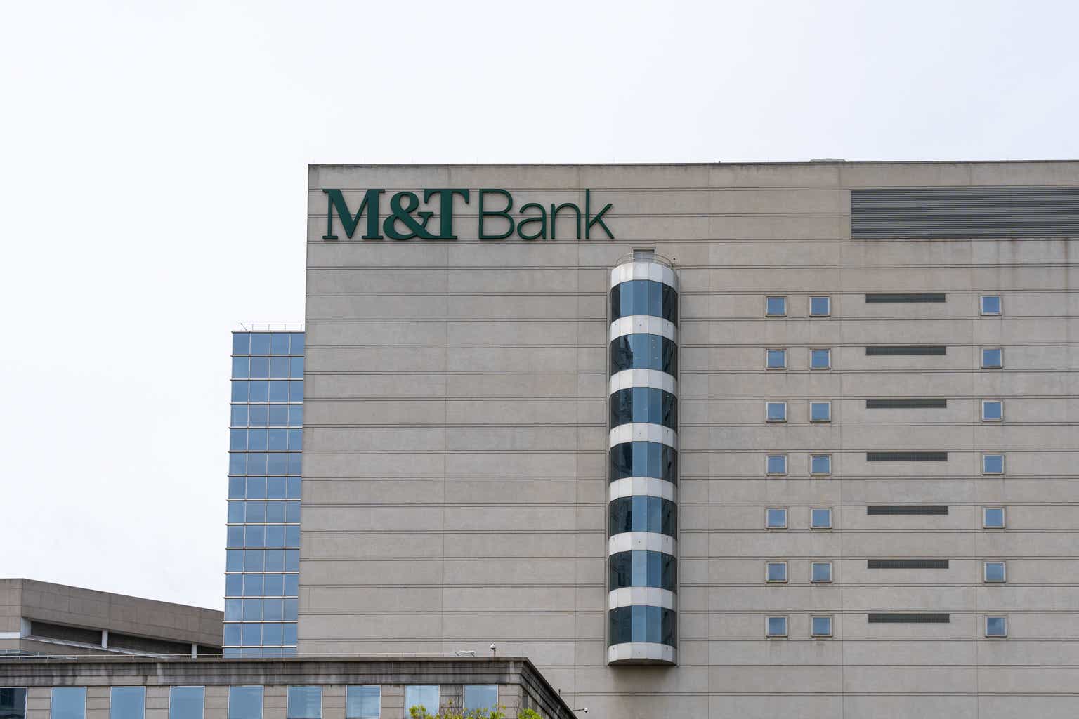 M&T Bank trims 2025 NII guidance; Q1 earnings miss