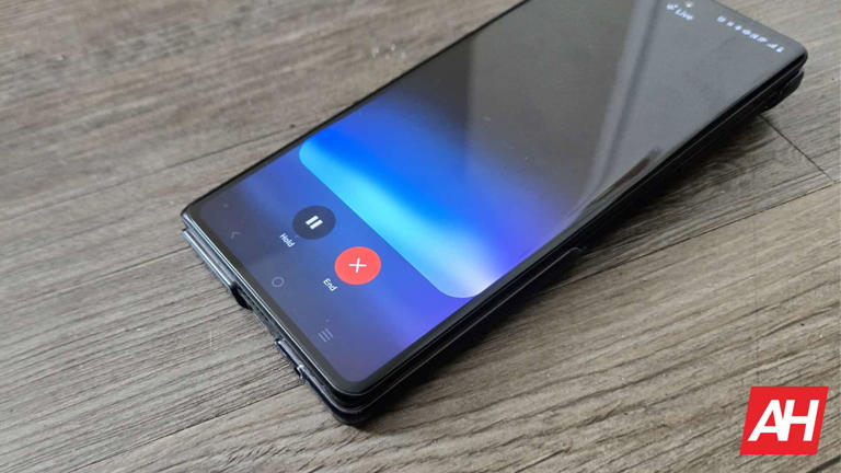 Google freshens up Gemini Live with new voices, widget gets a cleaner look