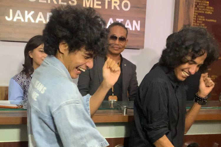 Usai 6 Jam Diperiksa Polisi, Vadel Badjideh Joget di Hadapan Awak Media Usai 6 Jam Diperiksa Polisi, Vadel Badjideh Joget di Hadapan Awak Media