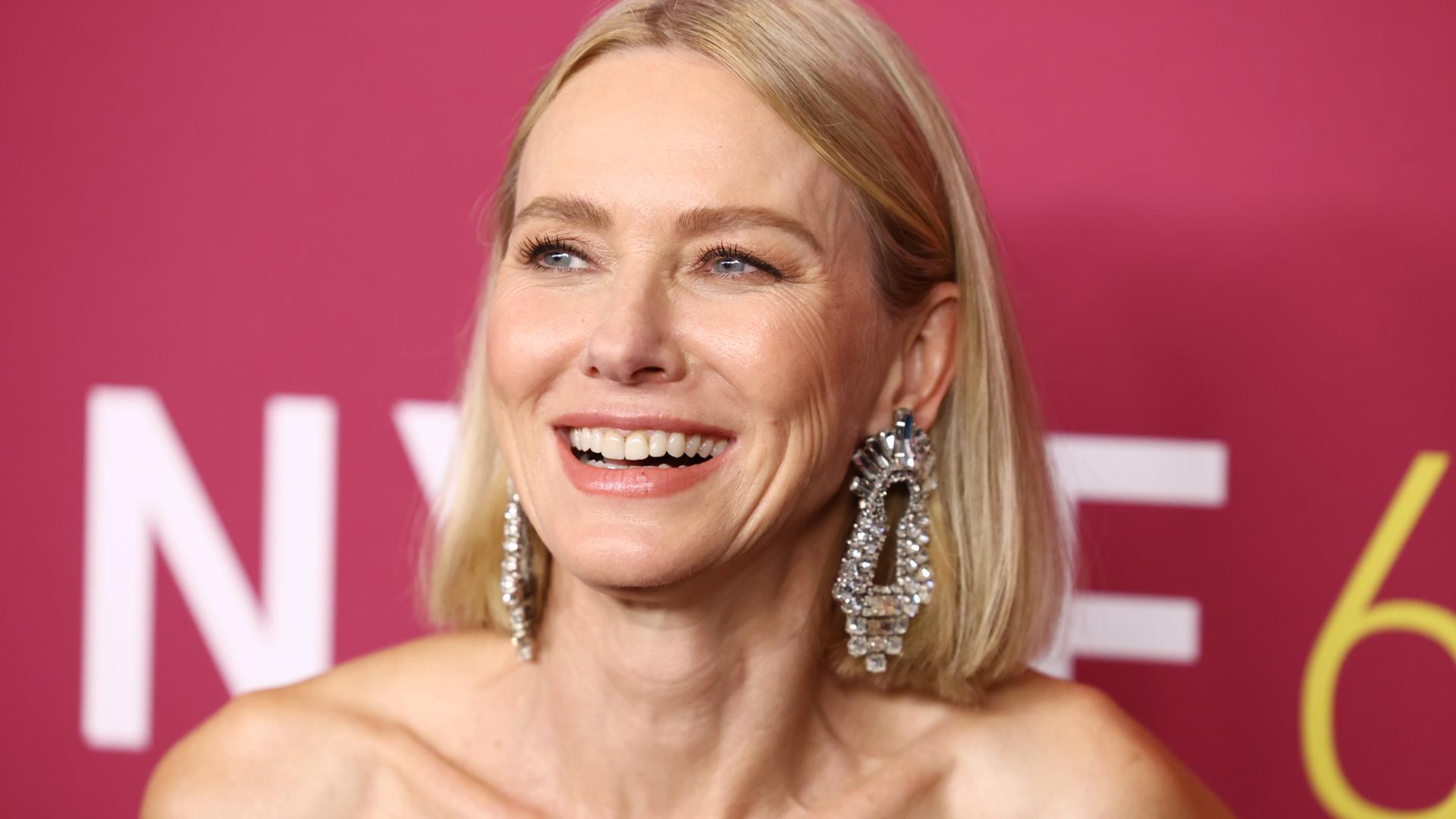 Naomi Watts tiene el vestido en color tendencia que combinaremos con ...