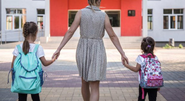 Rissa sfiorata tra mamme davanti a scuola. Una di loro si abbassa i ... Rissa sfiorata tra mamme davanti a scuola. Una di loro si abbassa i ...