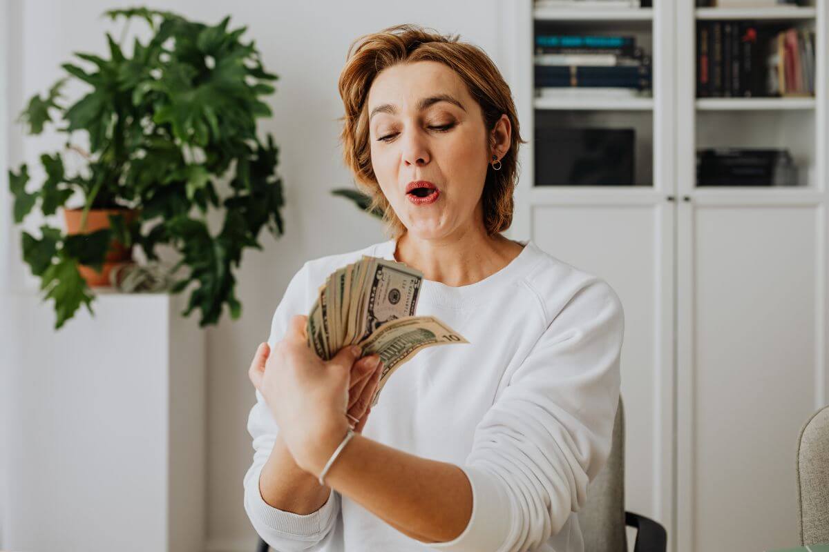 20 Healthy Money Habits for Women to Practice Daily