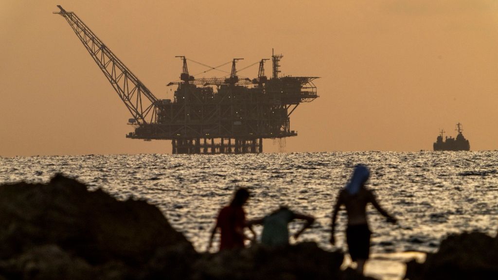 Τι σημαίνει η βουτιά στην τιμή πετρελαίου και ποιοι βρίσκονται υπό ...