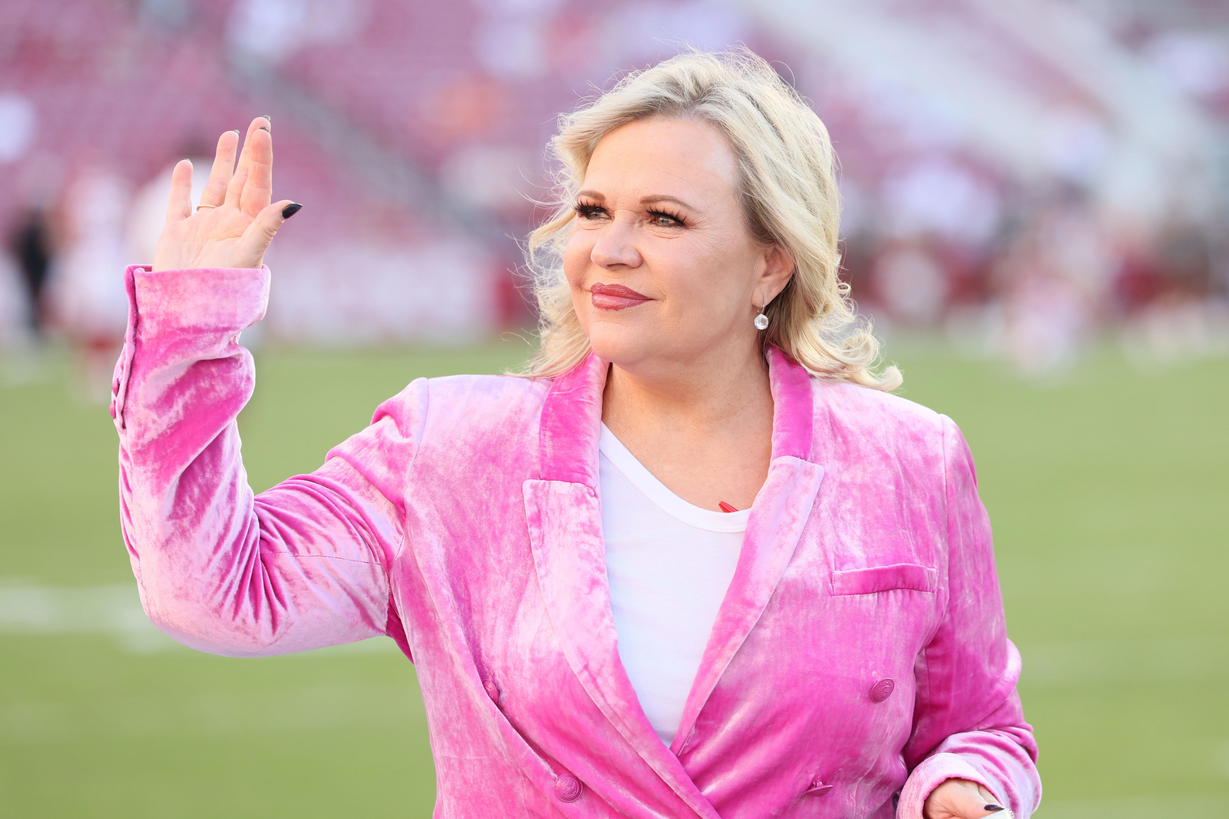 Miami players bowl over Holly Rowe, Michael Irvin in FSU game on hit ...