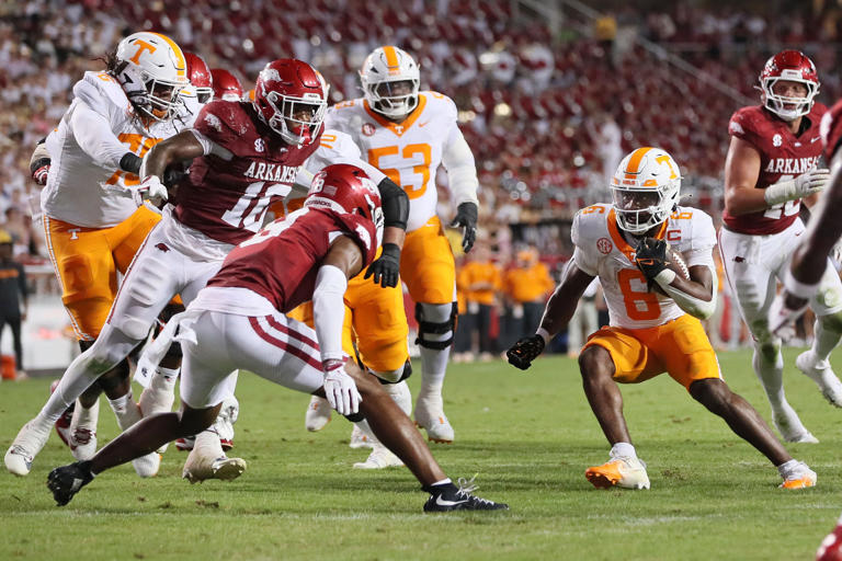 How Arkansas football's defense shut down the Tennessee juggernaut in ...