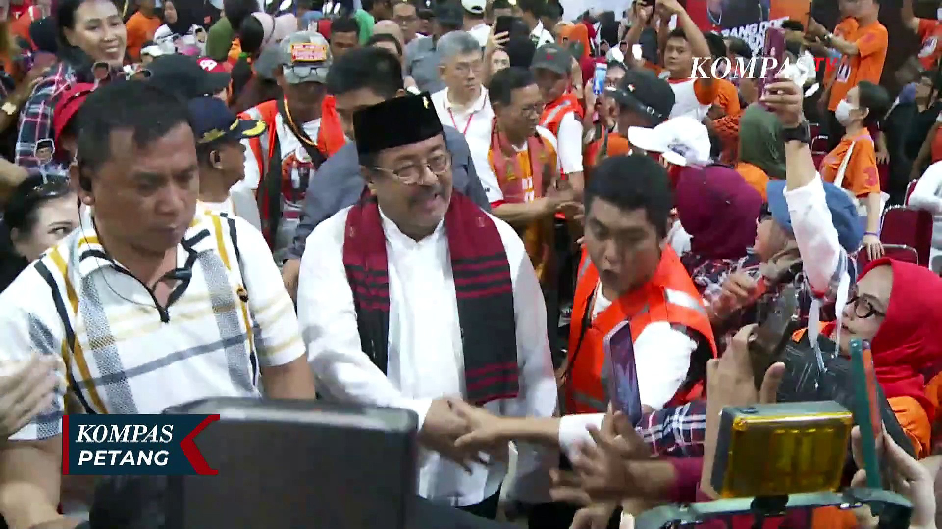 Momen Pramono Anung-Rano Karno Hadiri Deklarasi Dukungan Ahokers di GBK ... Momen Pramono Anung-Rano Karno Hadiri Deklarasi Dukungan Ahokers di GBK ...