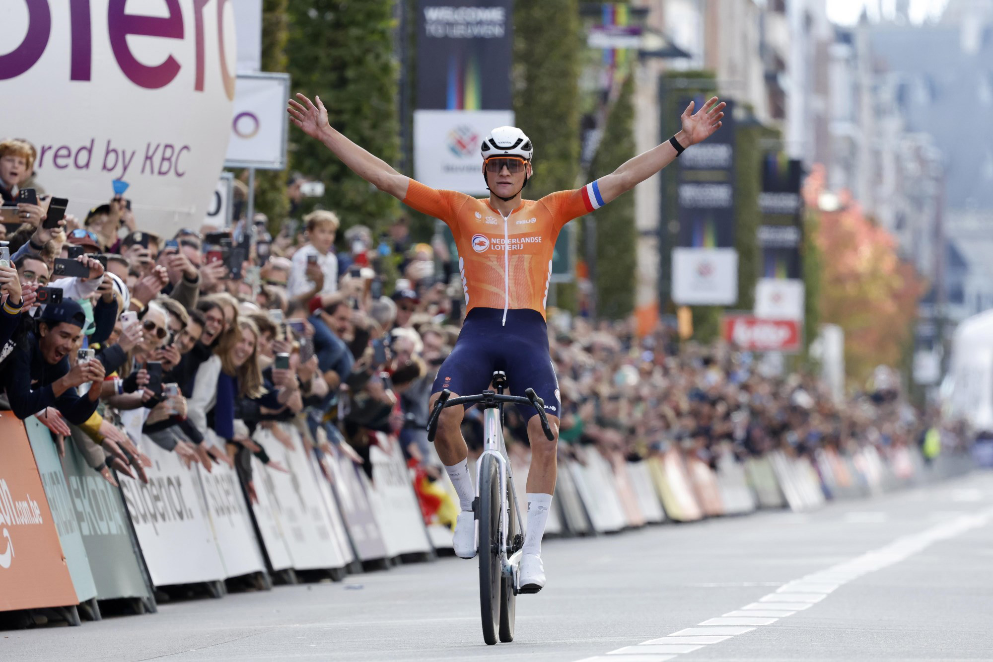Van der Poel maakt favorietenrol waar op WK gravel! 'Mooi om deze ... Van der Poel maakt favorietenrol waar op WK gravel! 'Mooi om deze ...