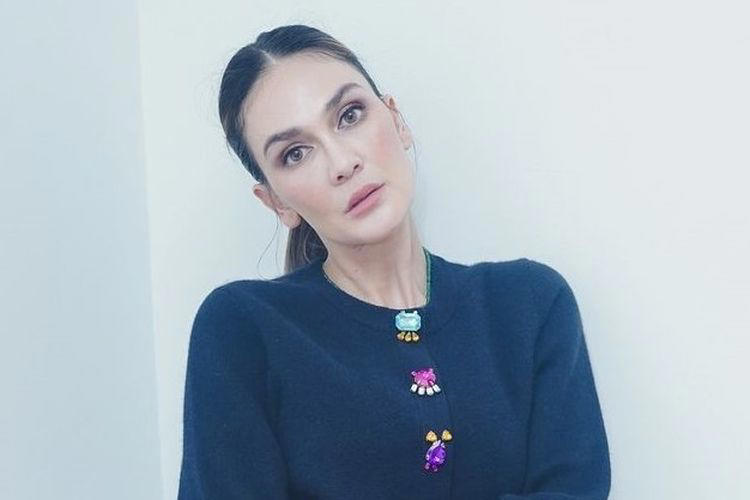 Gaya Kekinian Luna Maya Kenakan Kebaya dan Celana Kulot Gombrong Modern ... Gaya Kekinian Luna Maya Kenakan Kebaya dan Celana Kulot Gombrong Modern ...